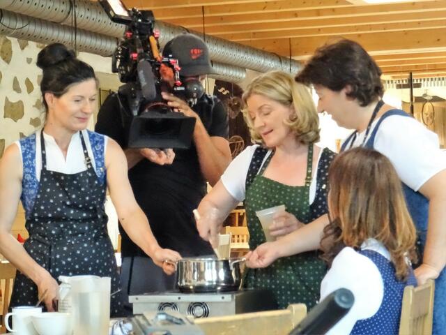 Goldhauben zeigen alte Technik zum Verschönern der Aufbewahrungsschachteln: Servus-TV filmt für ...