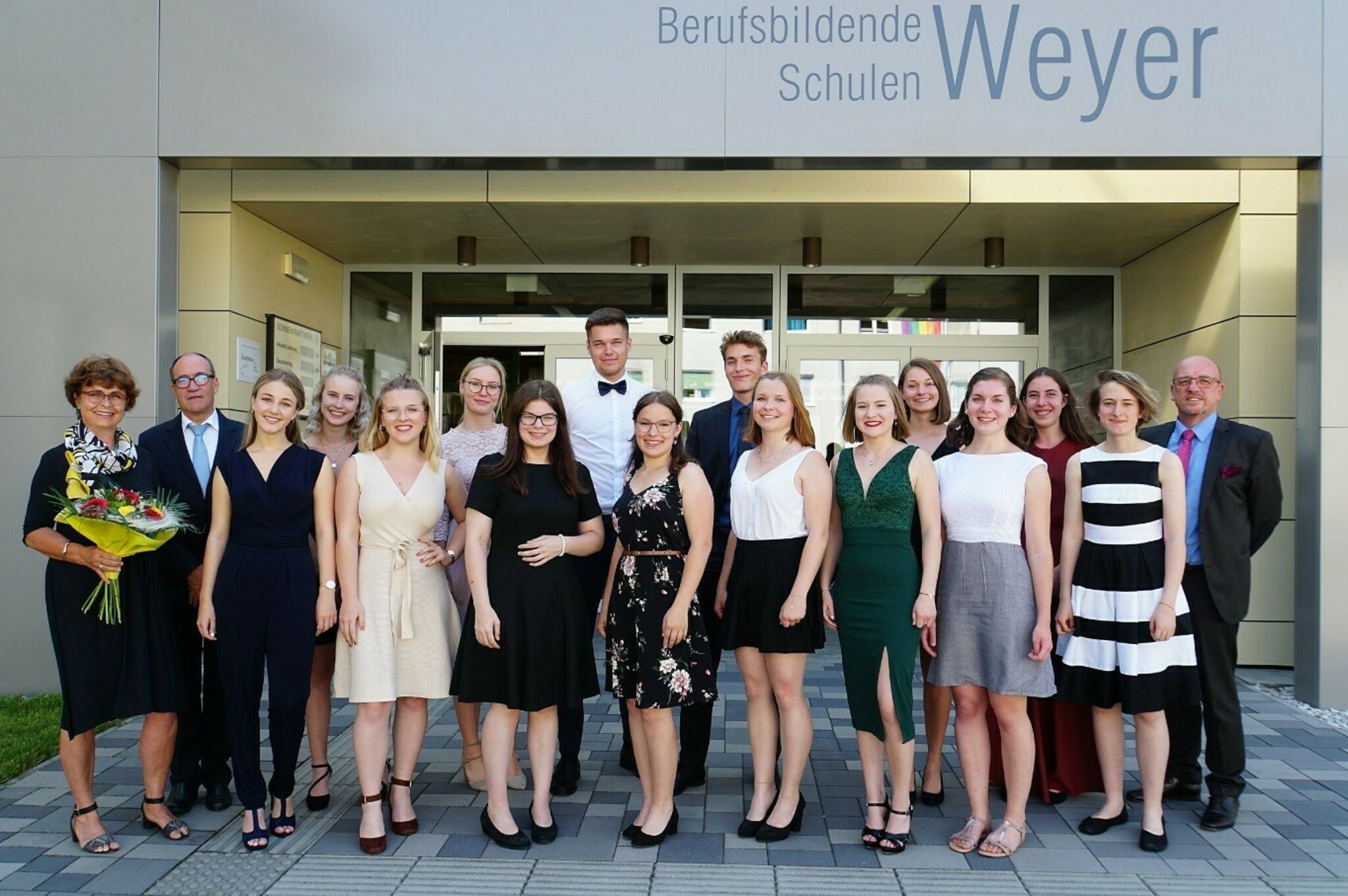 HLW -- HLT -- HF WEYER: Weiße Fahne an HLW und HLT Weyer! - Liezen