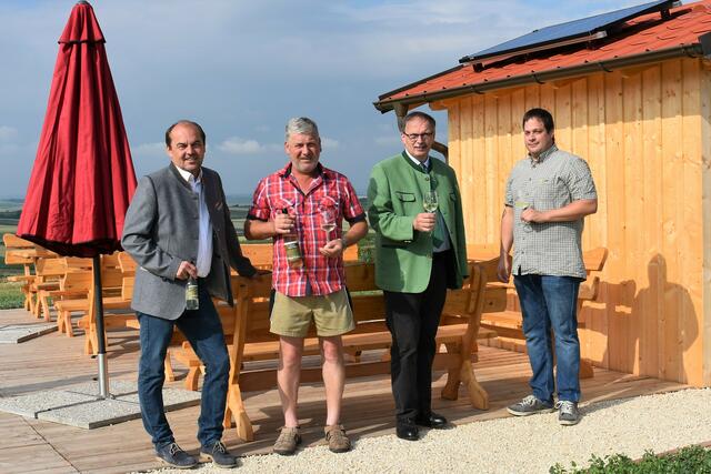 Panoramablick übers Pulkautal: Auf eine Stärkung bei der „Radlerrast ...