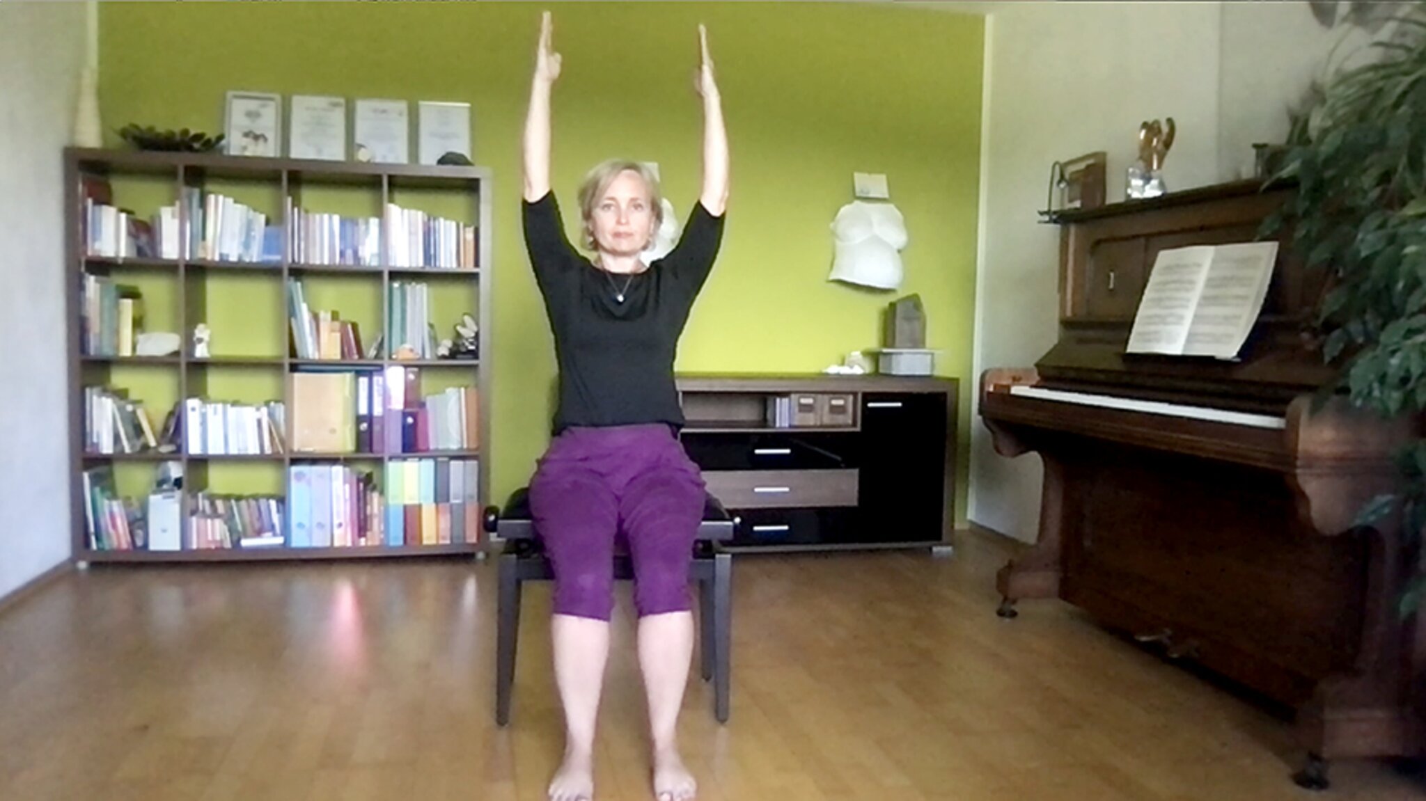 Yoga mit Ingrid: Yoga-Übungen fürs Büro von Ingrid Fasching (Teil 4 ...