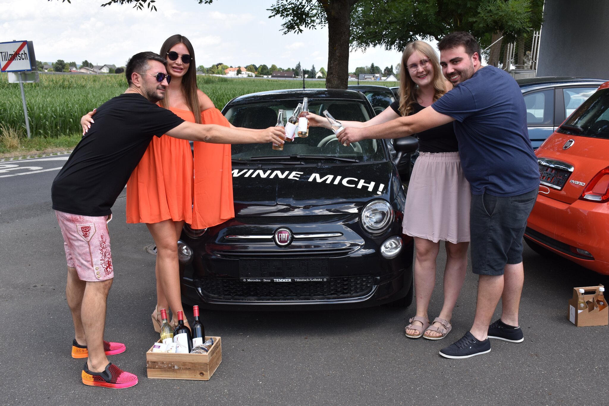 Autoübergabe in Tillmitsch an Julia Betz: Ein Auto von Susi und Walter ...