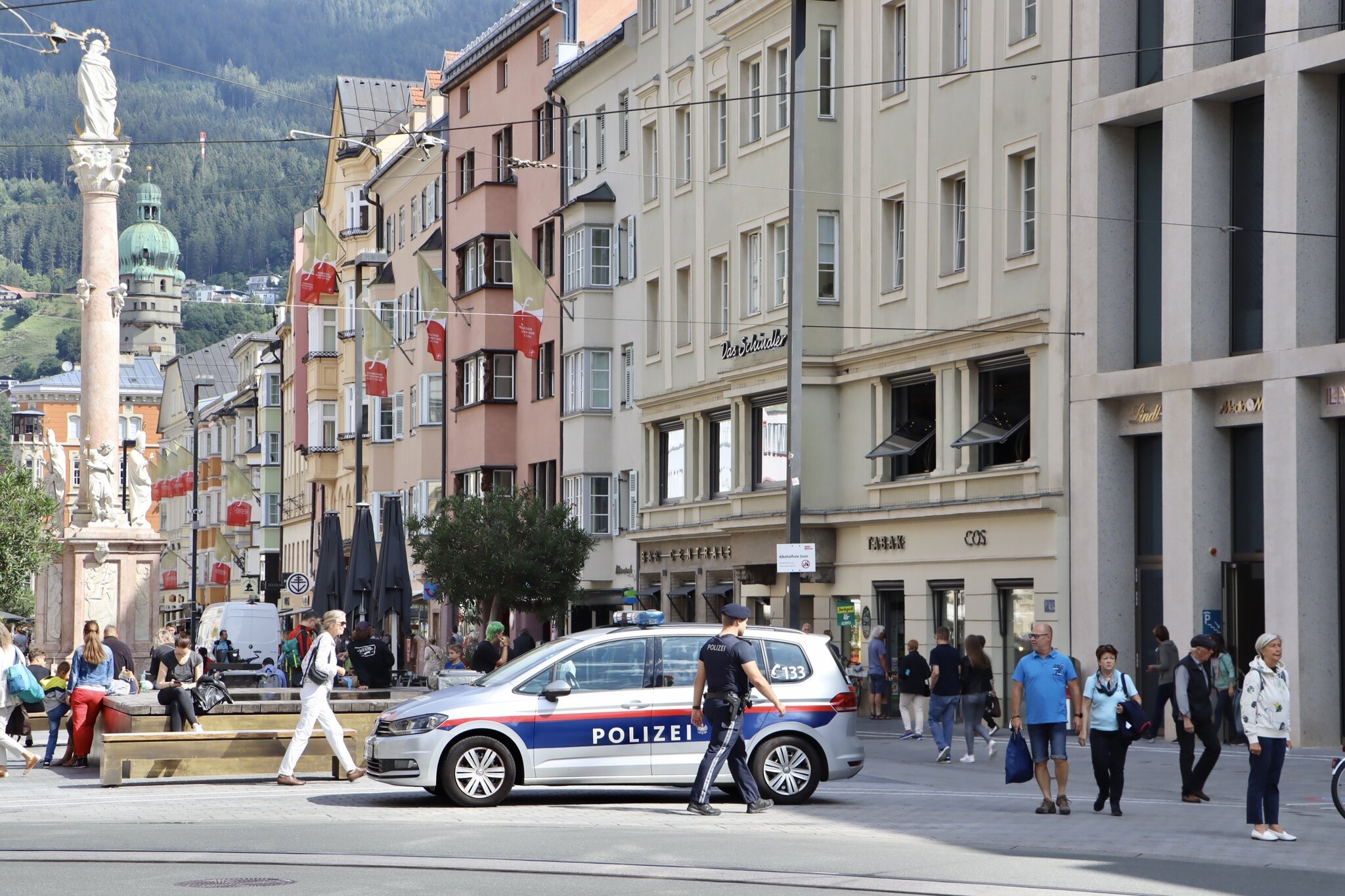 Polizei IBK: Zwei Frauen zur Übergabe von drei Zigarettenpackungen ...