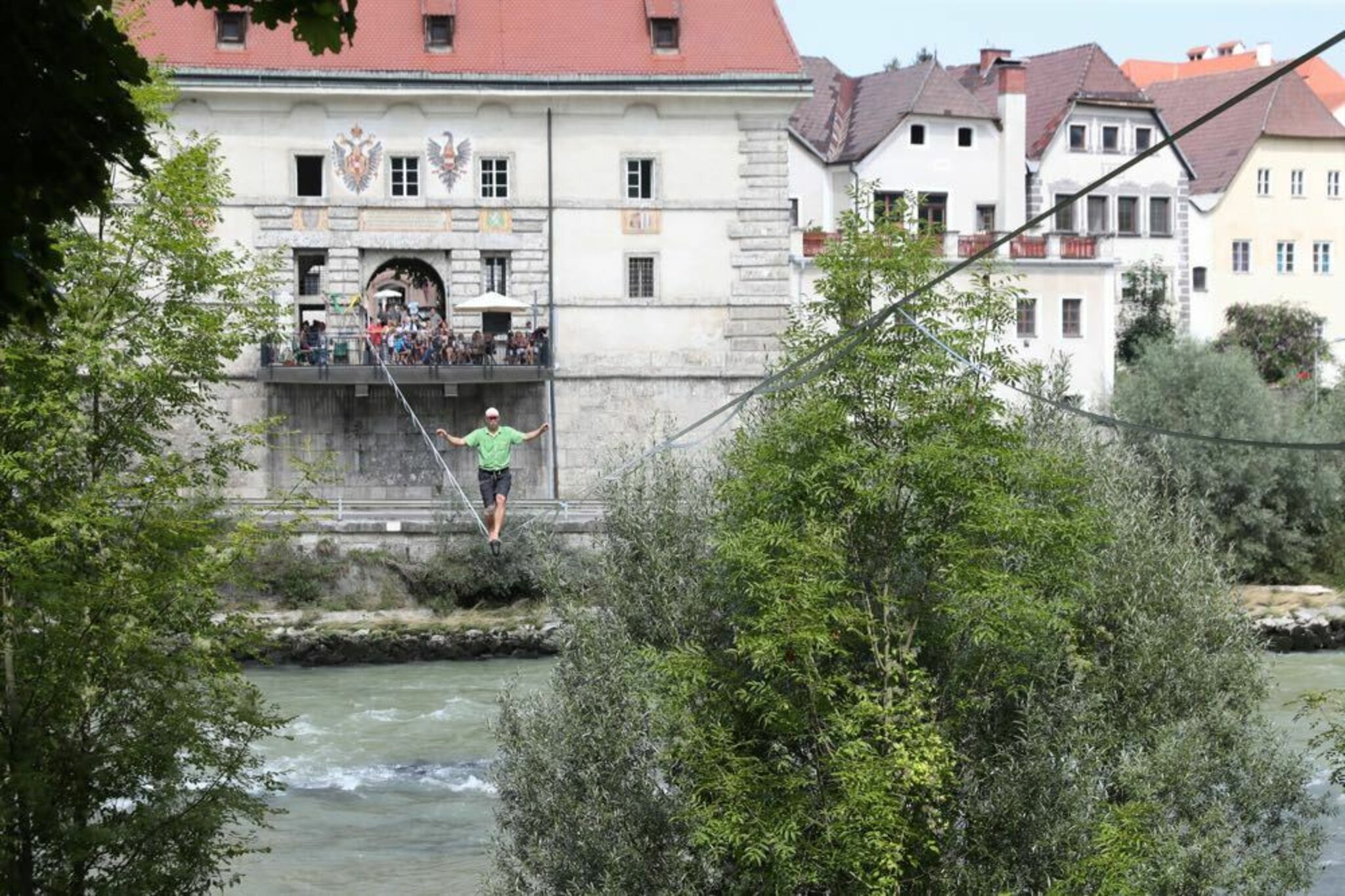 Seiltanz über den Enns-Fluss: Zahlreiche Zuschauer bestaunten die ...