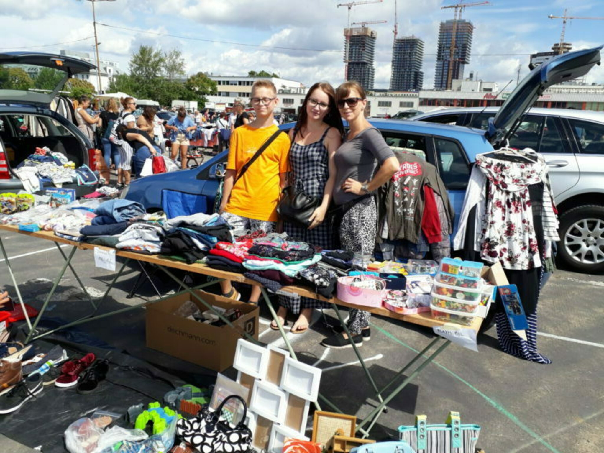 Flohmarkt neben Marx-Halle: Von Spielzeug bis zu Taschen - Landstraße