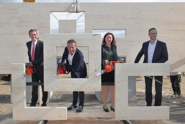 Brettsperrholzwerk: LOC Holz produziert in Arbing "Baustoff der Zukunft ...