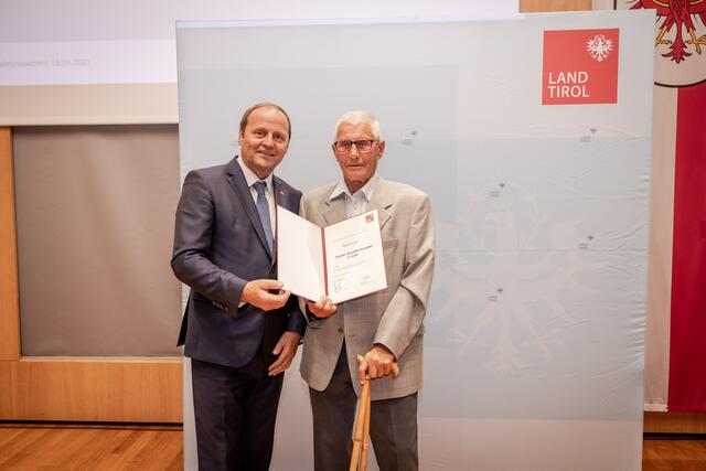 Auszeichnung: Helmut Falch aus St. Anton erhält Tiroler Sportehrennadel ...