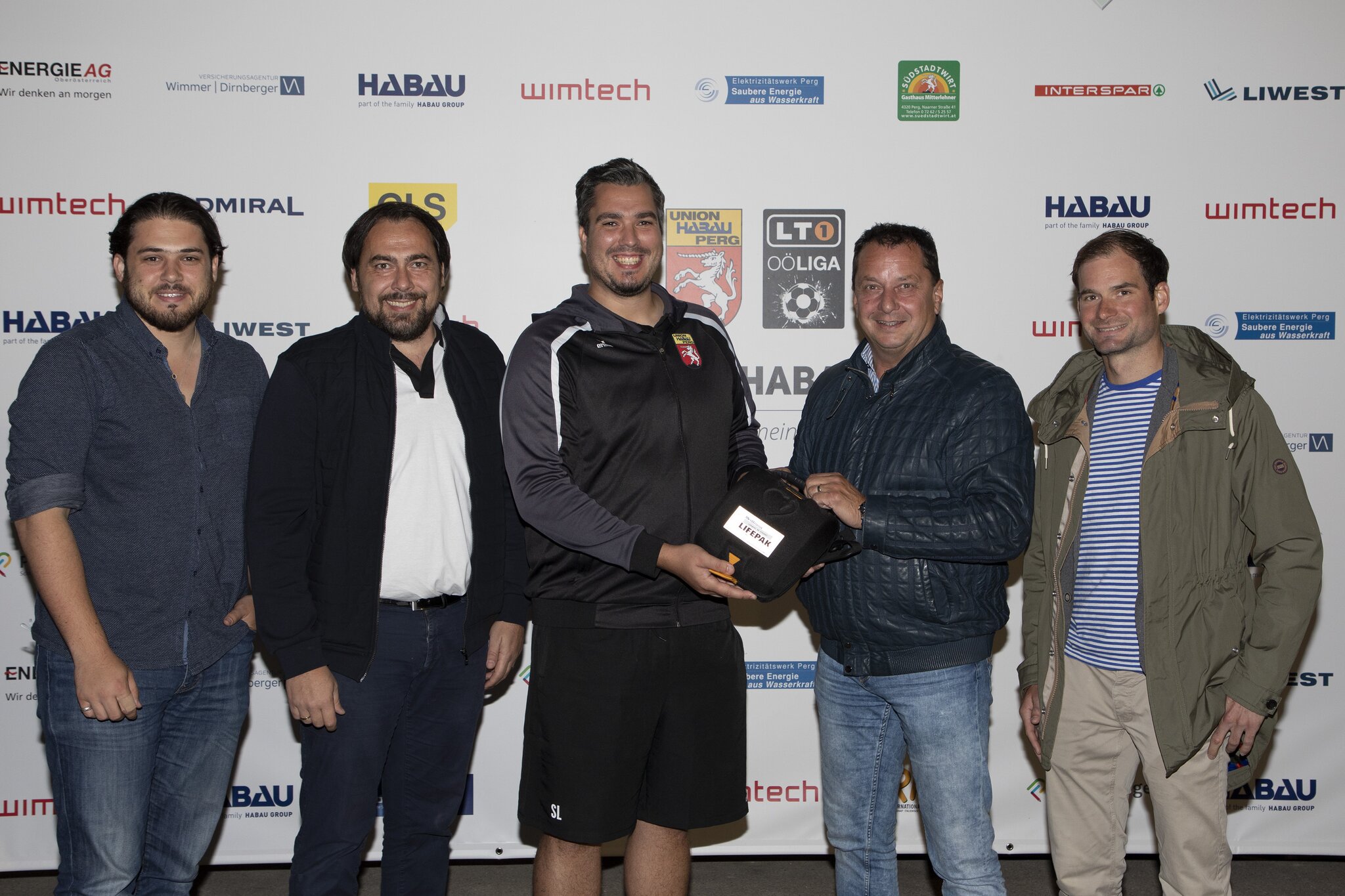 Lebensretter: Defibrillator für die Fußballer von Union Perg - Perg