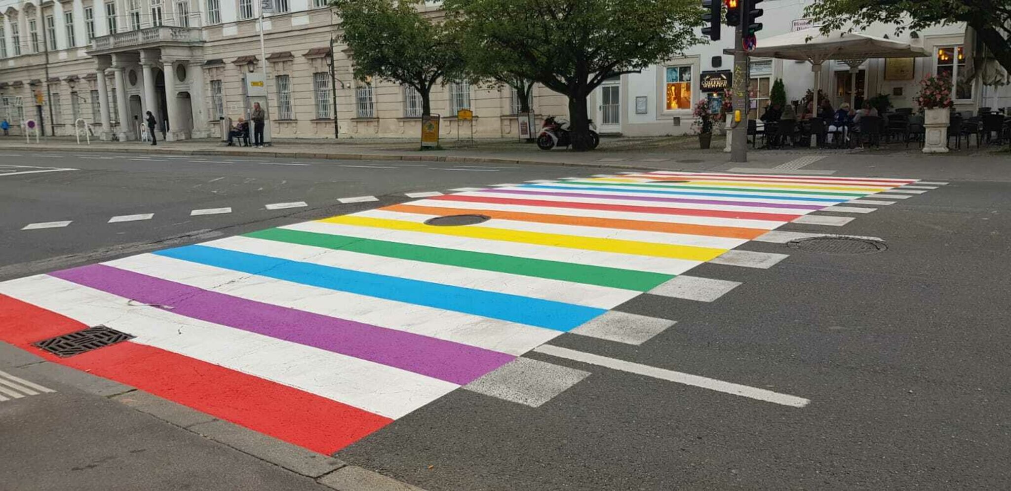 Salzburg hat seinen ersten Regenbogen-Zebrastreifen - Salzburg
