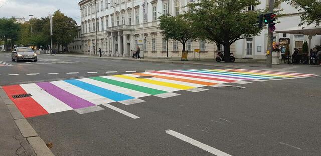 Salzburg hat seinen ersten Regenbogen-Zebrastreifen - Salzburg