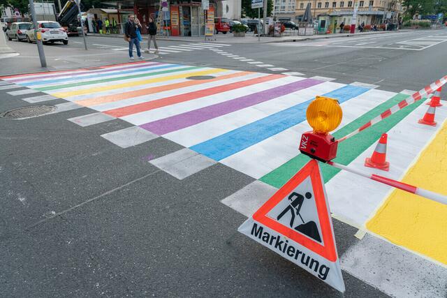 Vielfalt: Vor dem Schloss Mirabell entstand "Regenbogen-Zebrastreifen" - Salzburg-Stadt