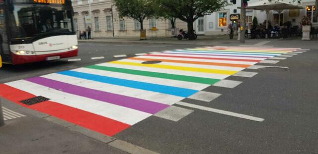Salzburg hat seinen ersten Regenbogen-Zebrastreifen - Salzburg