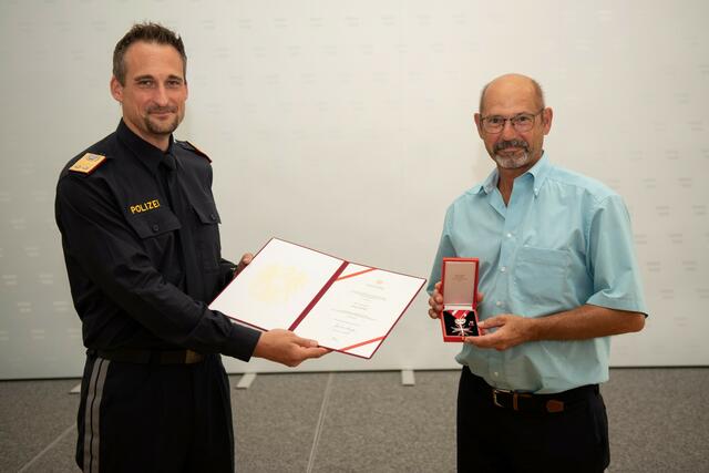 Bundesauszeichnung: Silberne Ehrenzeichen für Chefinspektor in Ruhe ...