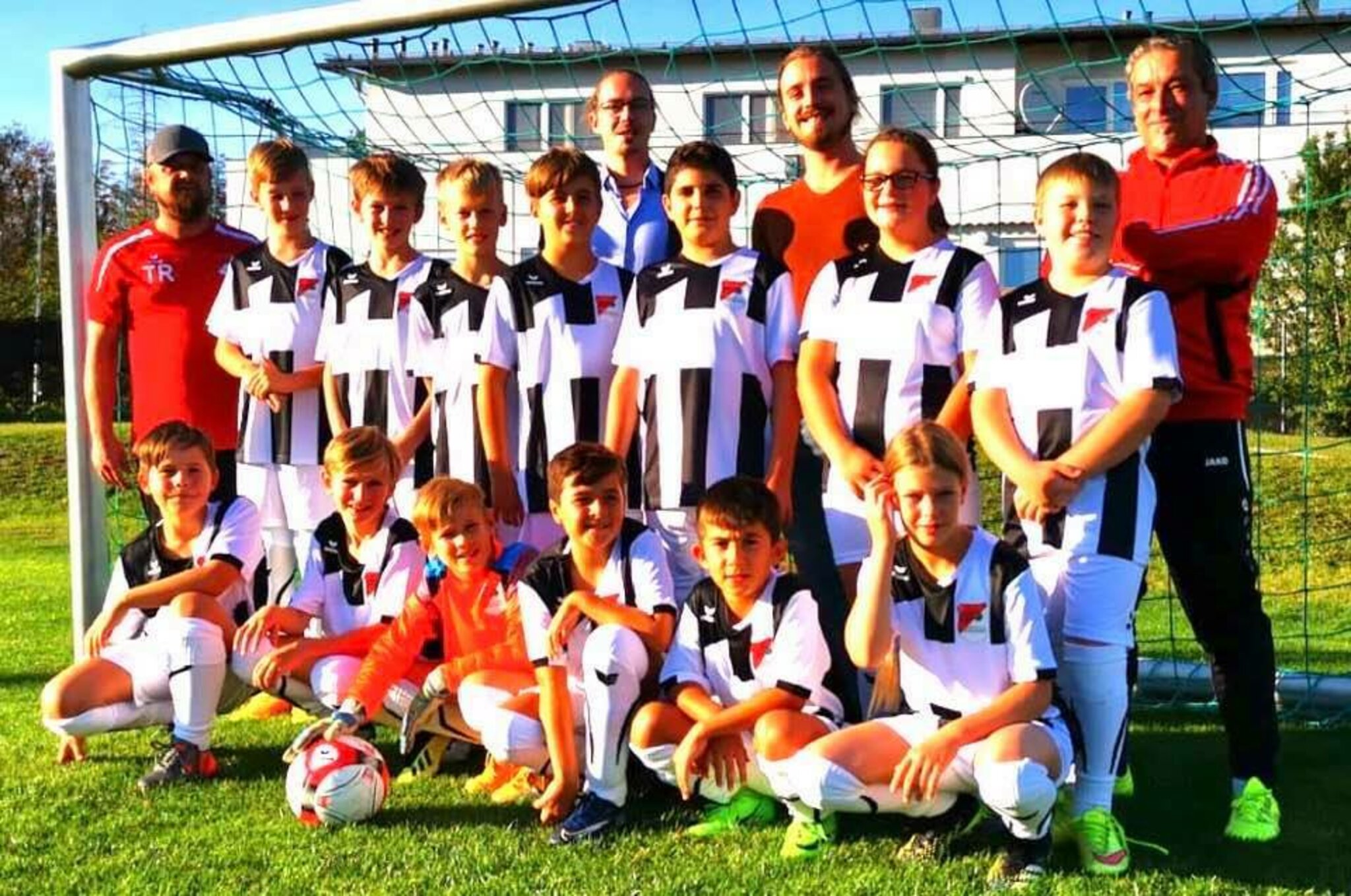 Neue Dressen: GGR Franz Meixner und GR Marcel Stech spenden der U-12 ...