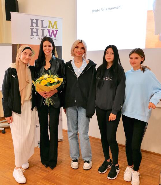 HLM HLW: Topmodel Kerstin Lechner besucht die Modeschule Krems - Krems