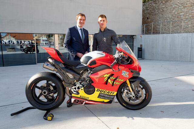Sportstadtrat Philipp Gruber gratuliert Superbike-Staatsmeister Julian ...