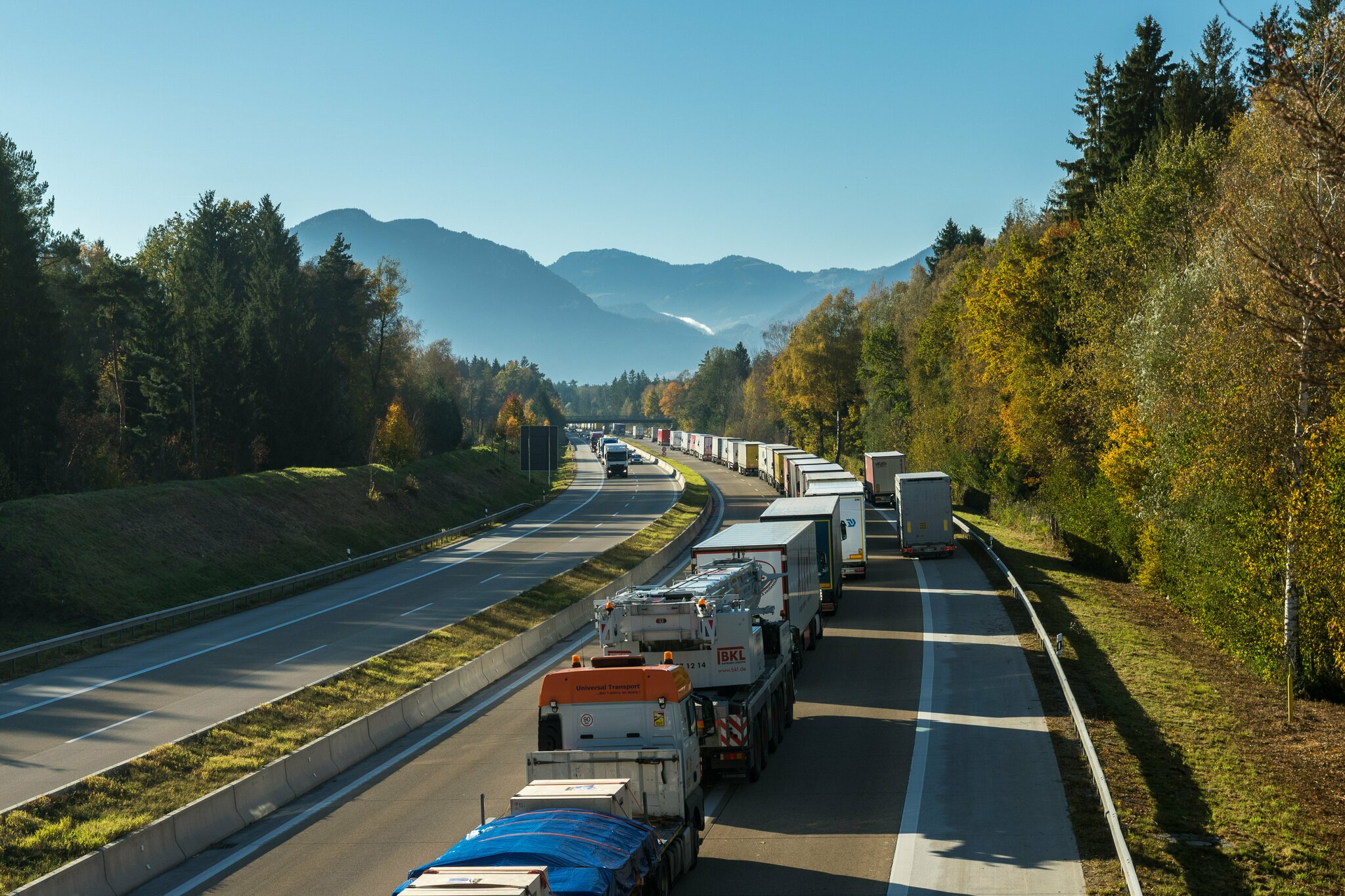 50 Kilometer lang: Riesiger Lkw-Stau vom Raum München bis Österreich