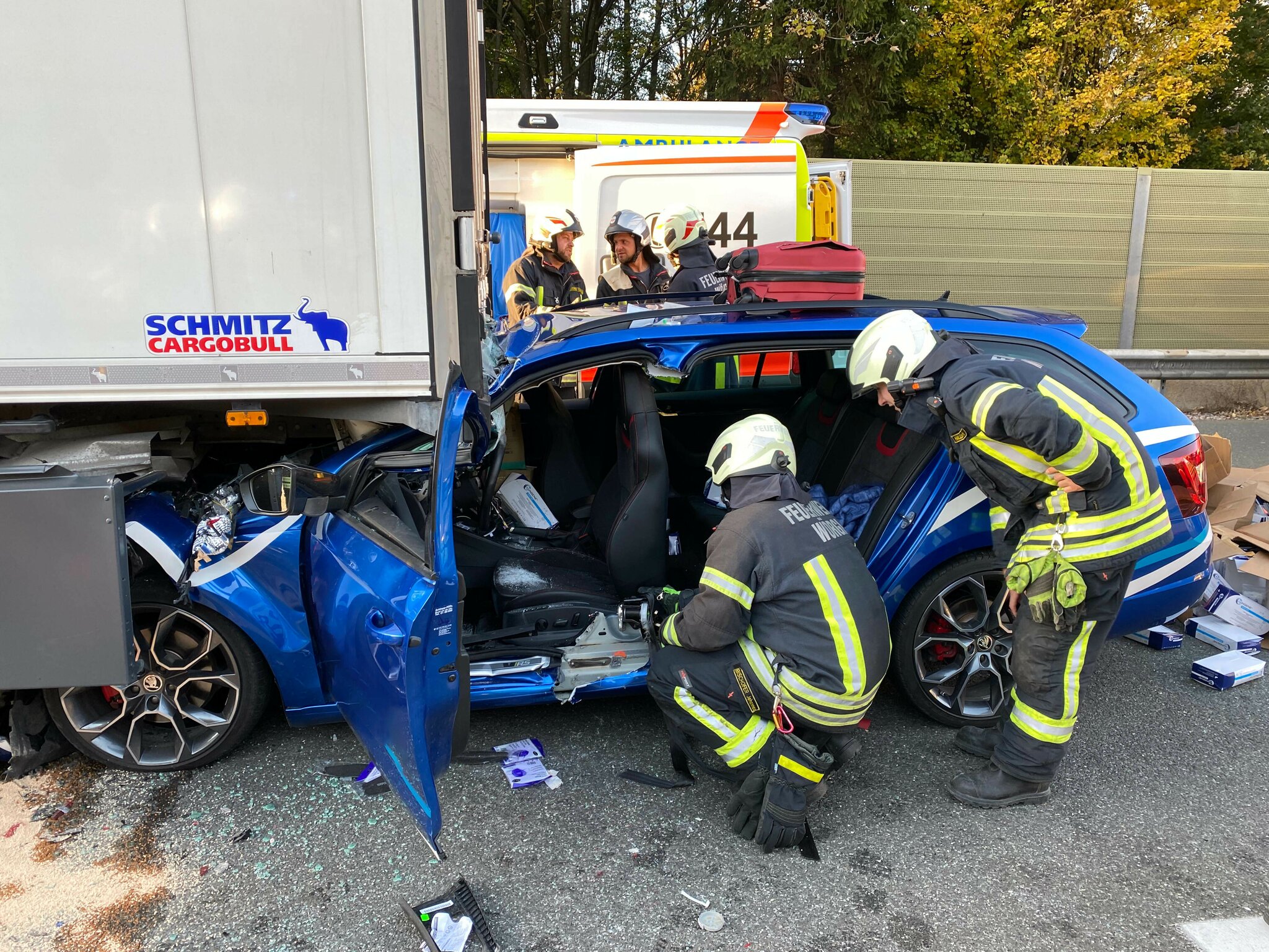 Auffahrunfall: PKW krachte auf der A12 bei Kramsach in LKW-Heck - Kufstein