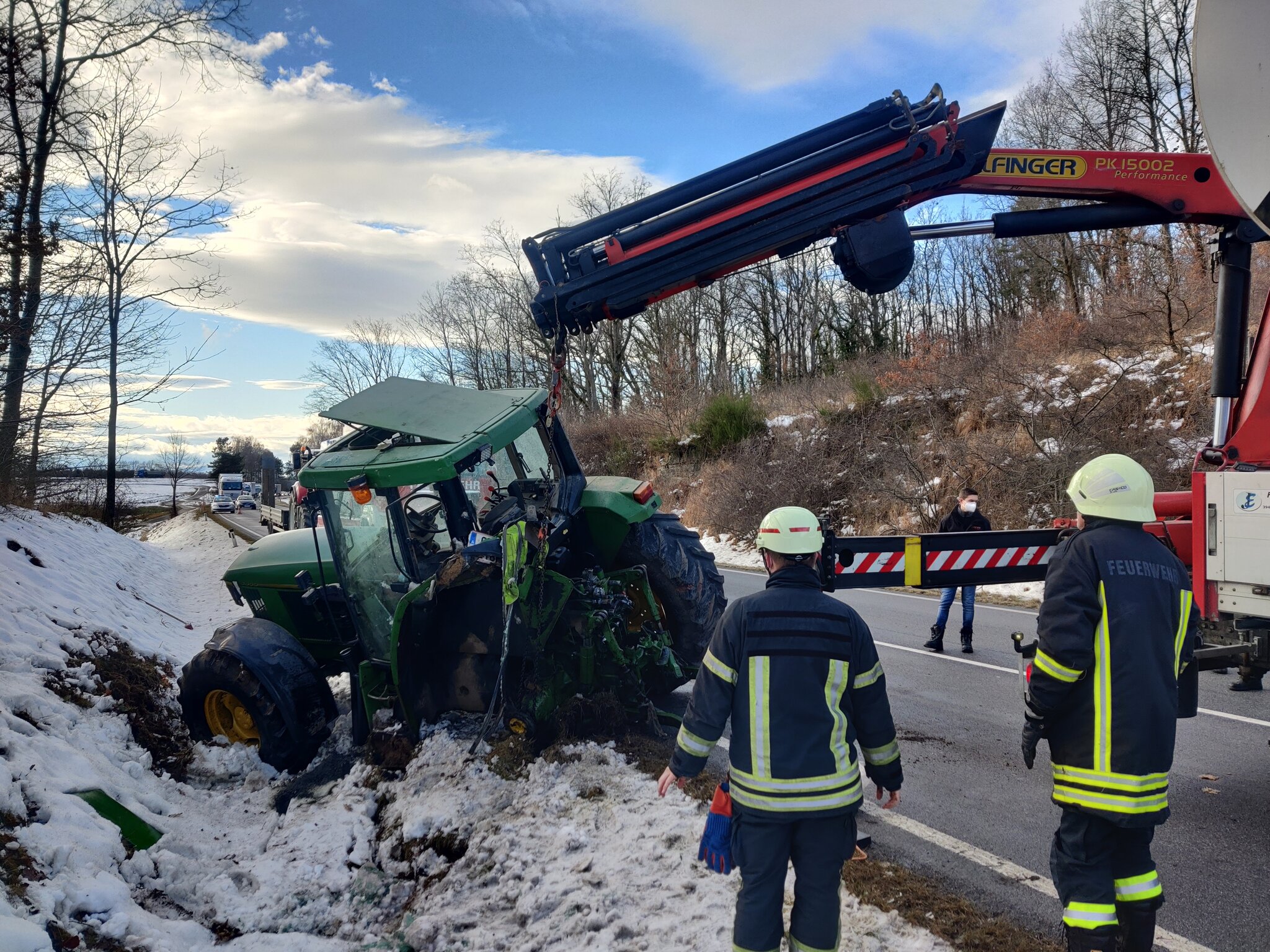 Reifen löste sich: Unfall mit Traktorgespann auf der LB2 - Gmünd