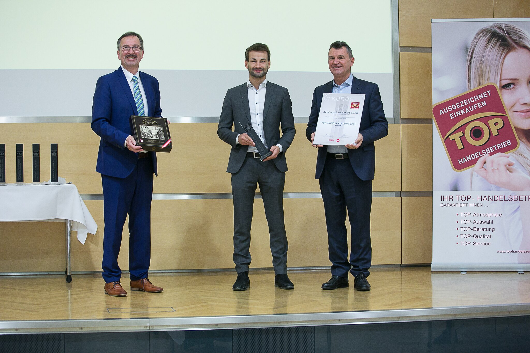 Auszeichnung: Top-Handelstrophy für Mauthausner Autohaus BMW Reichhart ...