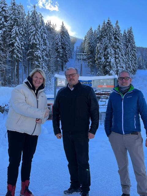 Wintersport: Grünen-Chefin im Einsatz für Bürger in Lackenhof - Scheibbs