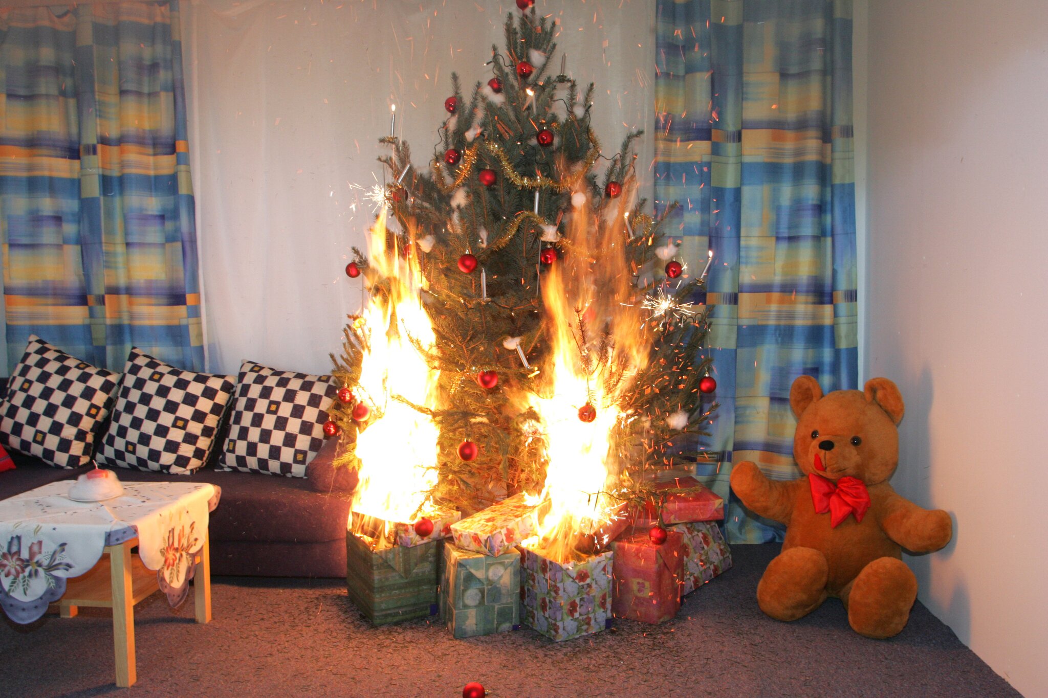 Advent, Advent, der Christbaum brennt: "Die Brandgefahr nimmt nun ...