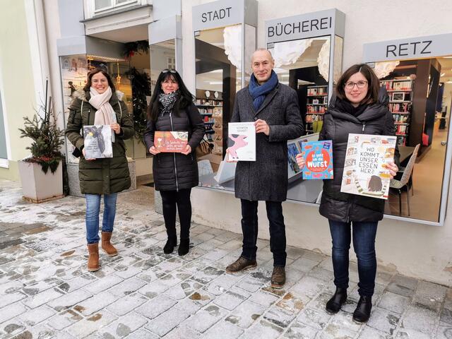 Spende: Kinderbücher an Retzer Stadtbücherei gespendet - Hollabrunn