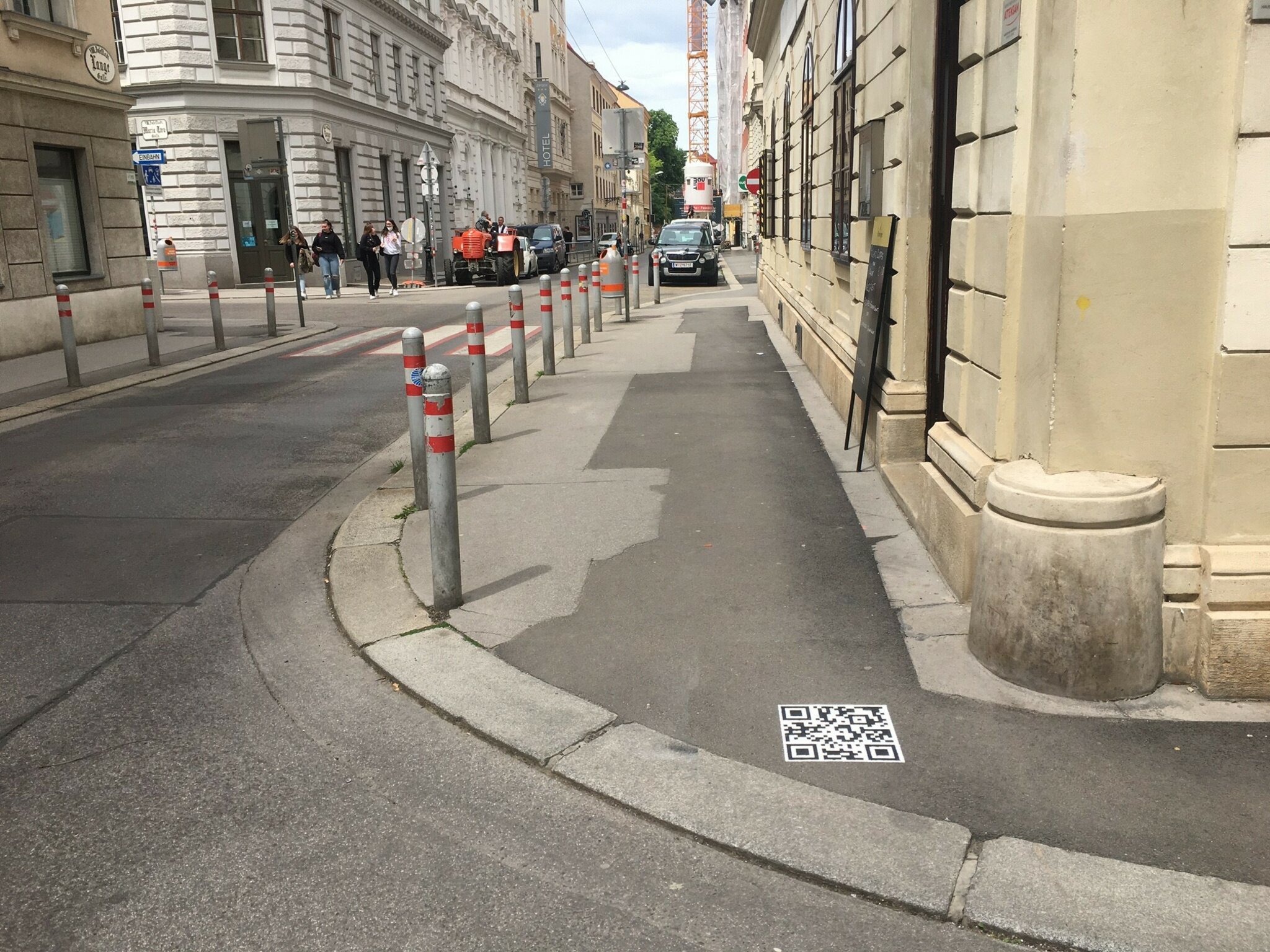 Wiener Gehsteigsequenzen: In der Josefstadt spielt der Gehsteig ...