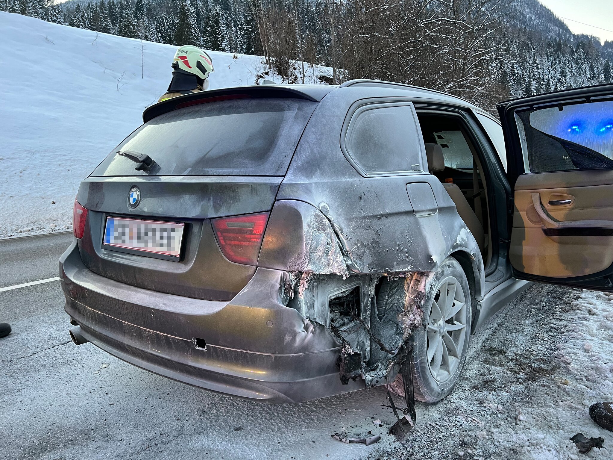 Söll: PKW-Heck fing auf Eibergbundesstraße Feuer - Kufstein