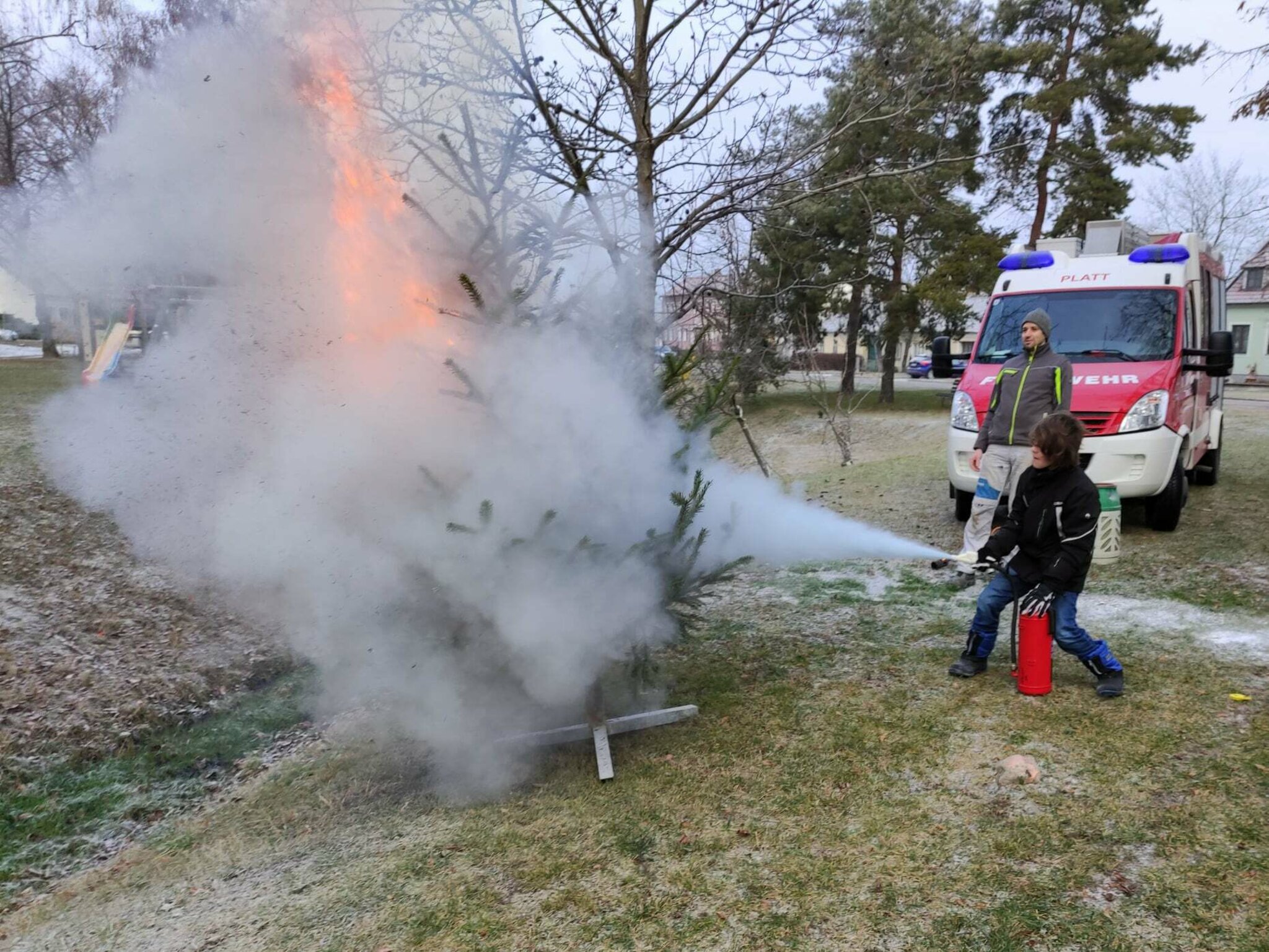 Feuerwehr Platt: Übung - Christbaum brennt - Hollabrunn