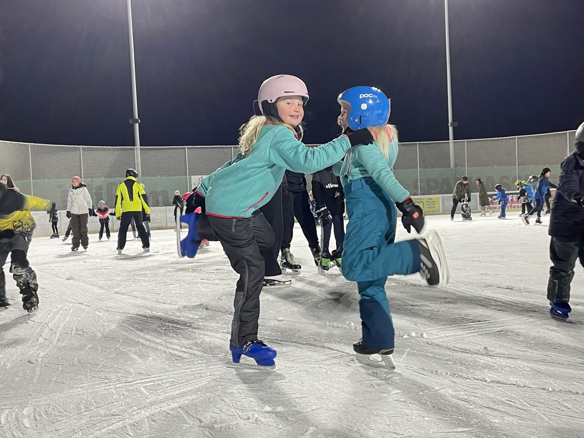 Eislaufplatz: Super Stimmung bei der Eisdisco in Mils - Hall-Rum