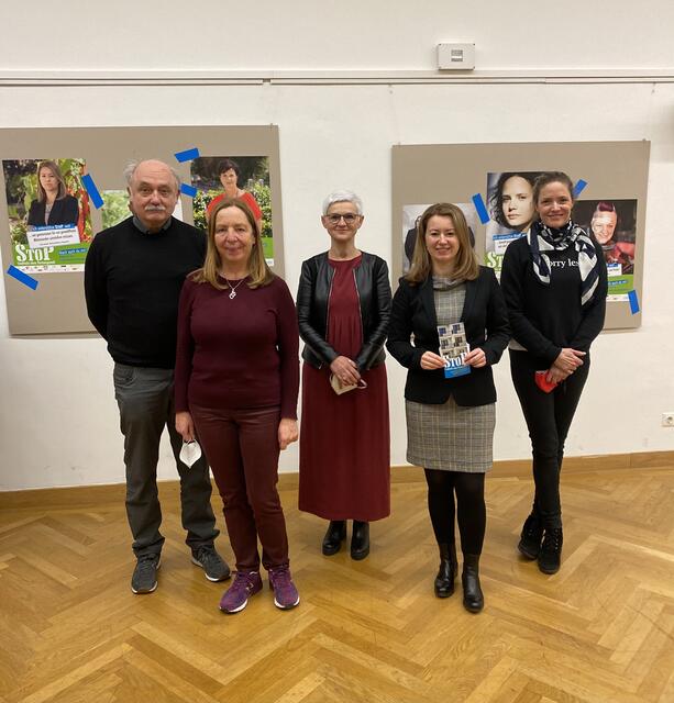 Ausstellung in Margareten: Im Amtshaus hängen 26 Gesichter gegen Gewalt ...