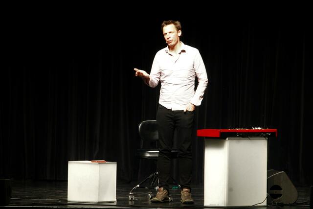 Kabarettabend: Klaus Eckel im Forum Kloster Gleisdorf auf der Bühne - Weiz