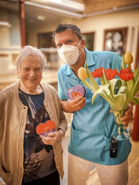 Stadt Krems: SeneCura-Team verwöhnt Seniorinnen zum Valentinstag - Krems