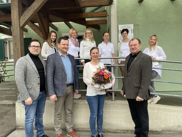 Blumenstraußübergabe zur Feier des Tages: Ragnitz bekommt eine Apotheke ...