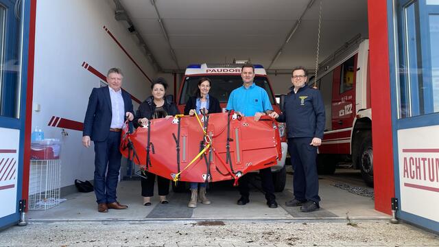 Rolluptrage: Freiwillige Feuerwehr Paudorf erhält Trage für unwegsames ...