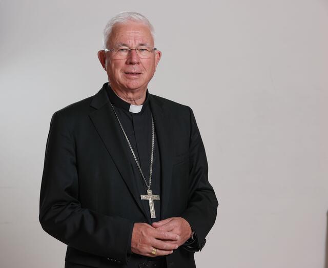 Feier im Dom: Erzbischof Franz Lackner lädt zum Friedensgebet ...