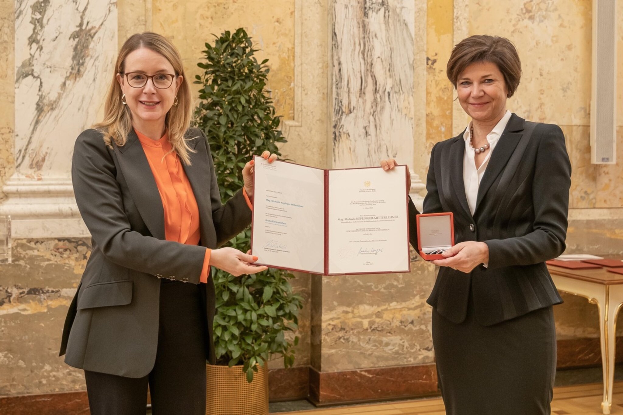 Republik Österreich: Michaela Keplinger-Mitterlehner erhält großes ...