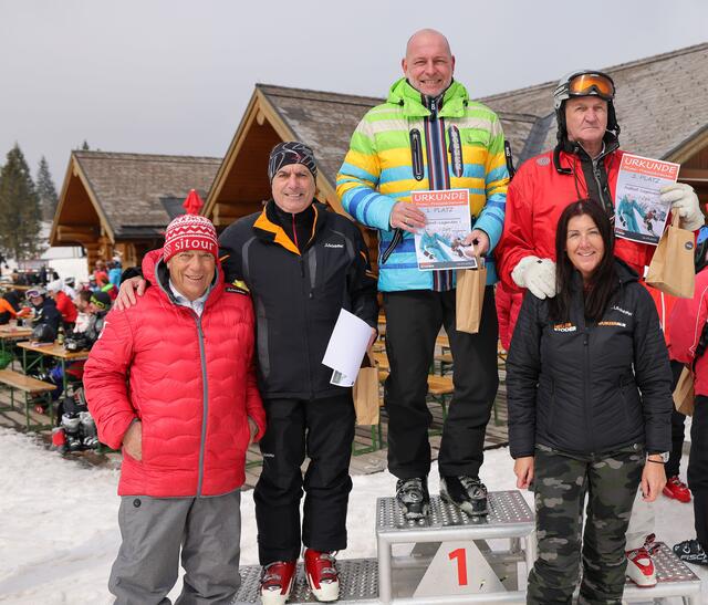 Legenden mit Zug zum Tor: Ex-Fußballer messen sich im Riesentorlauf in ...