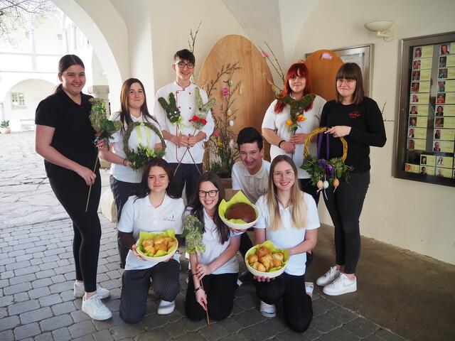 Backen und Basteln für die Ukraine: Fachschule Neudorf erwirtschaftete ...