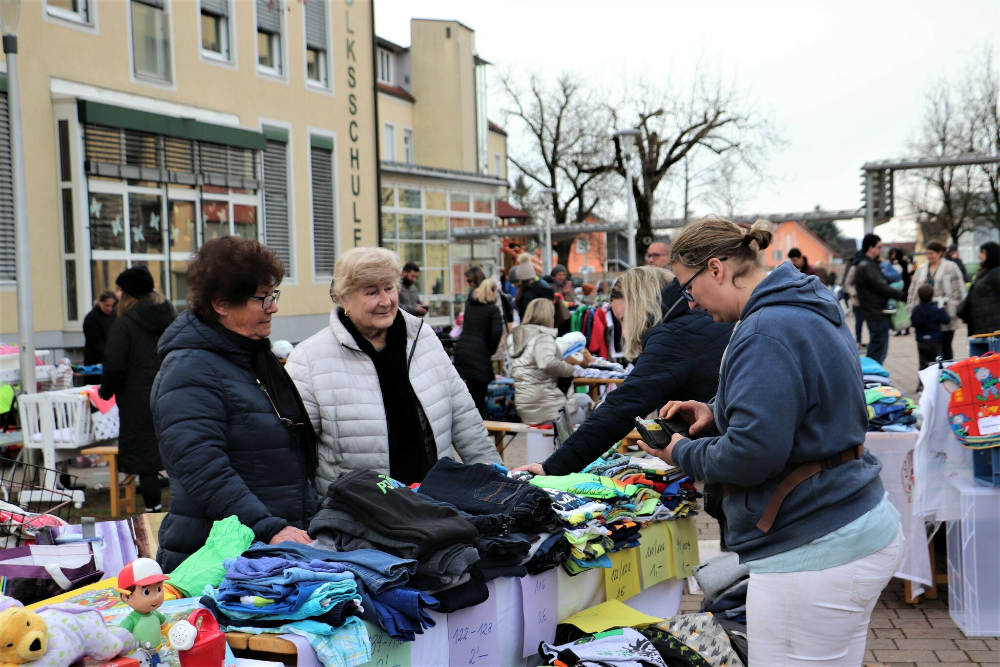 Flohmarkt für Kindersachen: Erfolgreicher Kinderflohmarkt der SPÖ ...