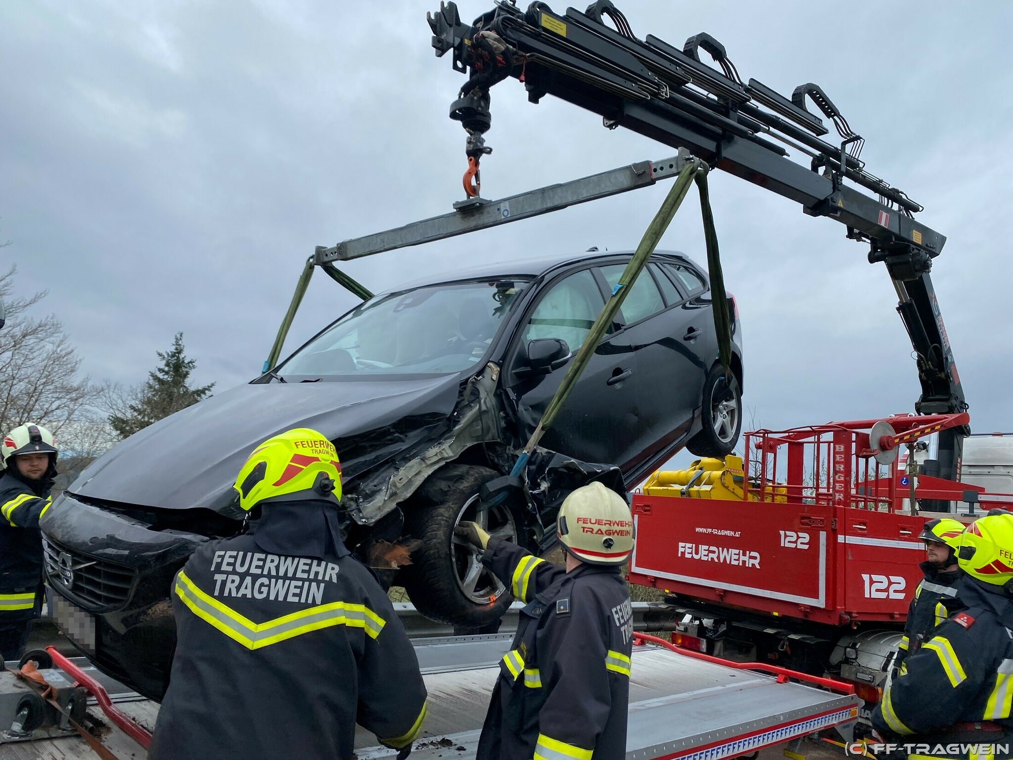 Polizei-News: Drei Verletzte bei Verkehrsunfall auf der B 124 in Tragwein - Freistadt