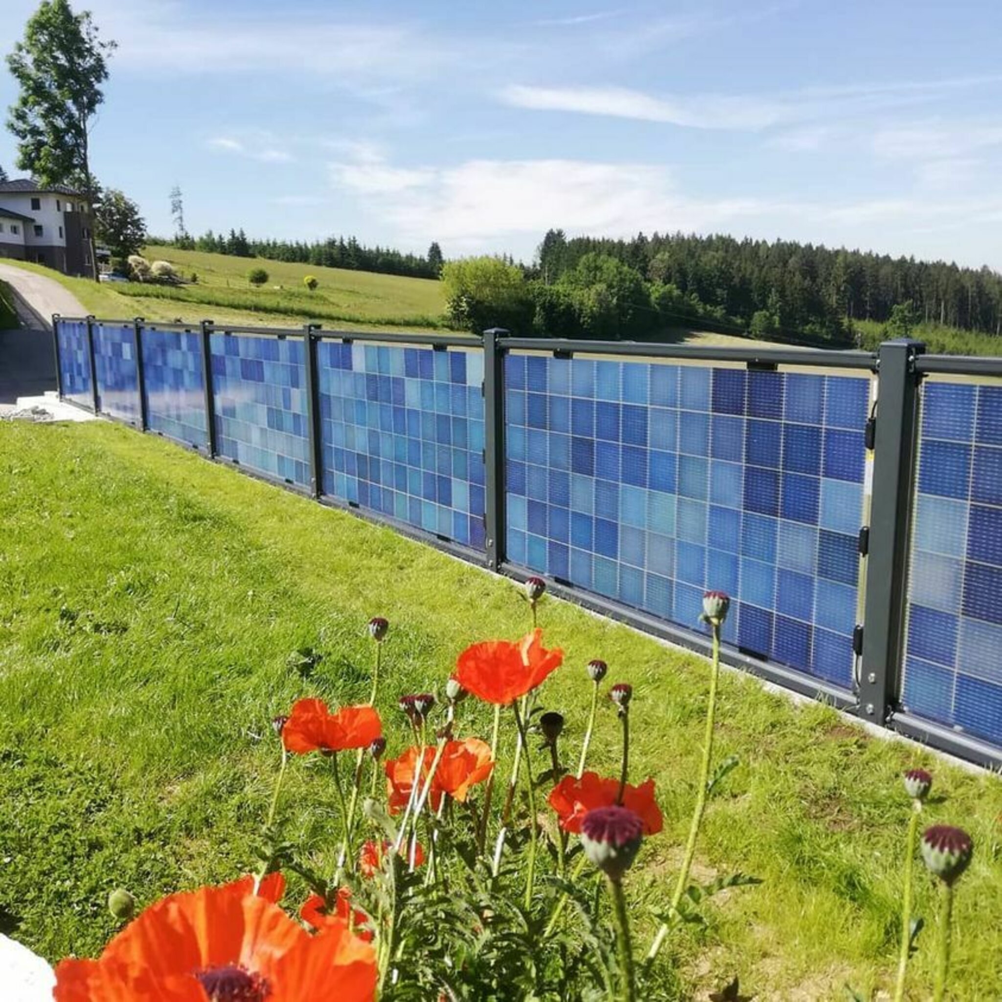 Maßgeschneiderte Lösungen: Energie der Zukunft – "Next2Sun" Solarzaun ...