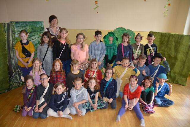 Theaterspielen bildet die jungen Darsteller: Volksschüler verzaubern im ...