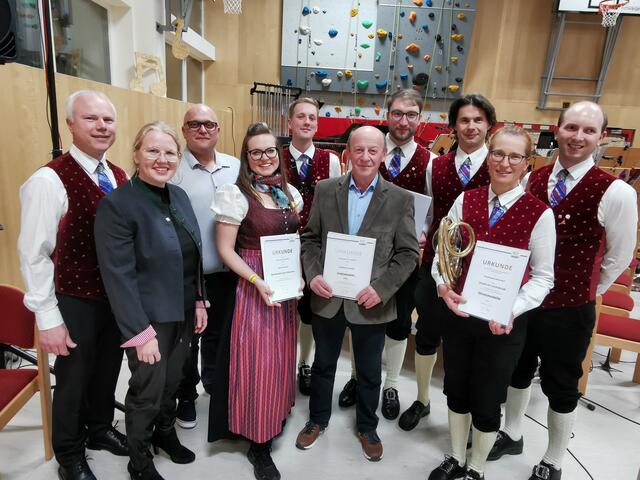 ZELLERNDORFER MUSIKER GEEHRT: Ehrung für 57 Jahre aktiver ...