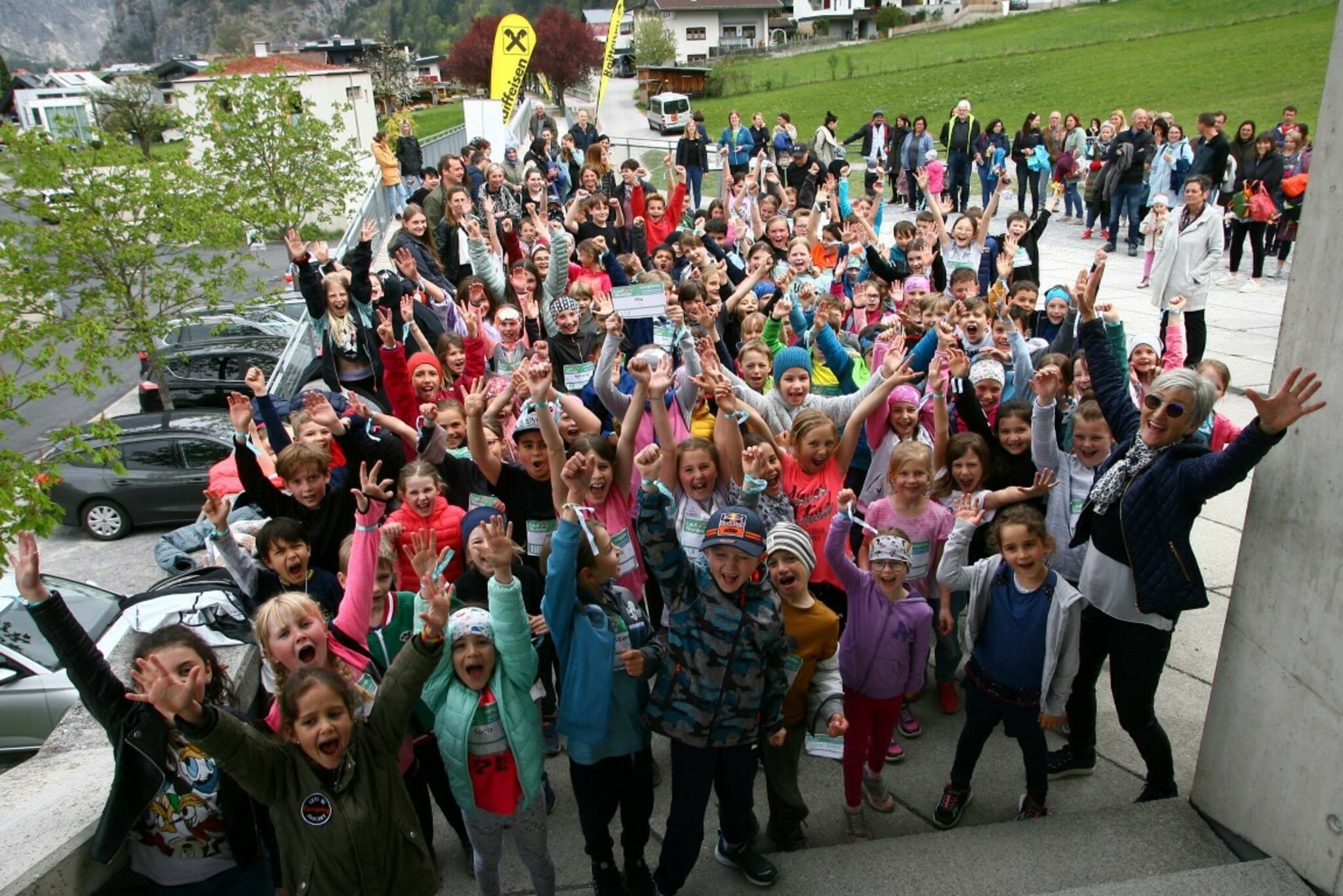 10.427 Euro Spenden: VS Zams und VS Riefanal liefen für youngCaritas ...