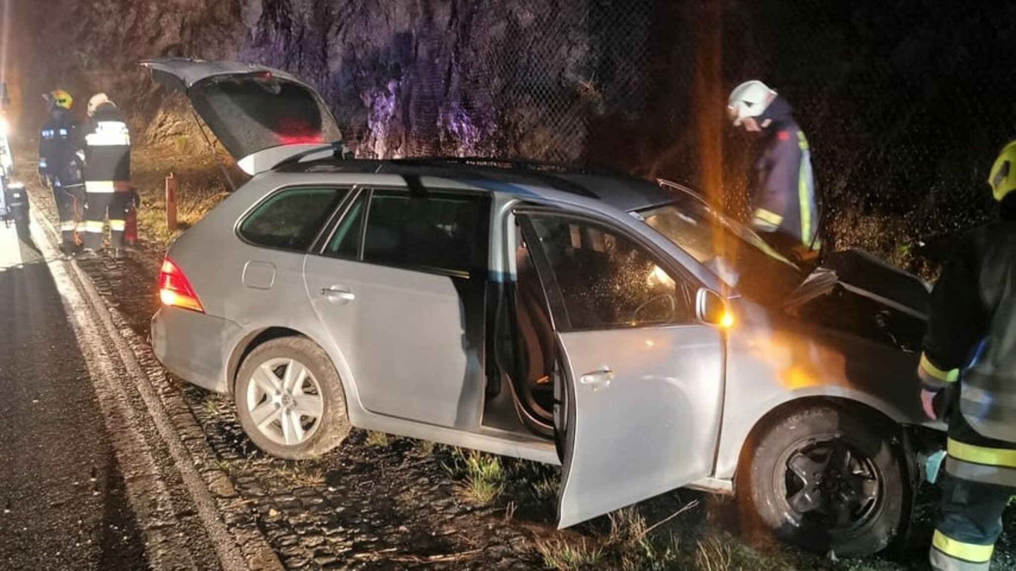 Feuerwehr im Einsatz: Auto prallte gegen Mauer: Lenker verletzt - Steyr & Steyr Land