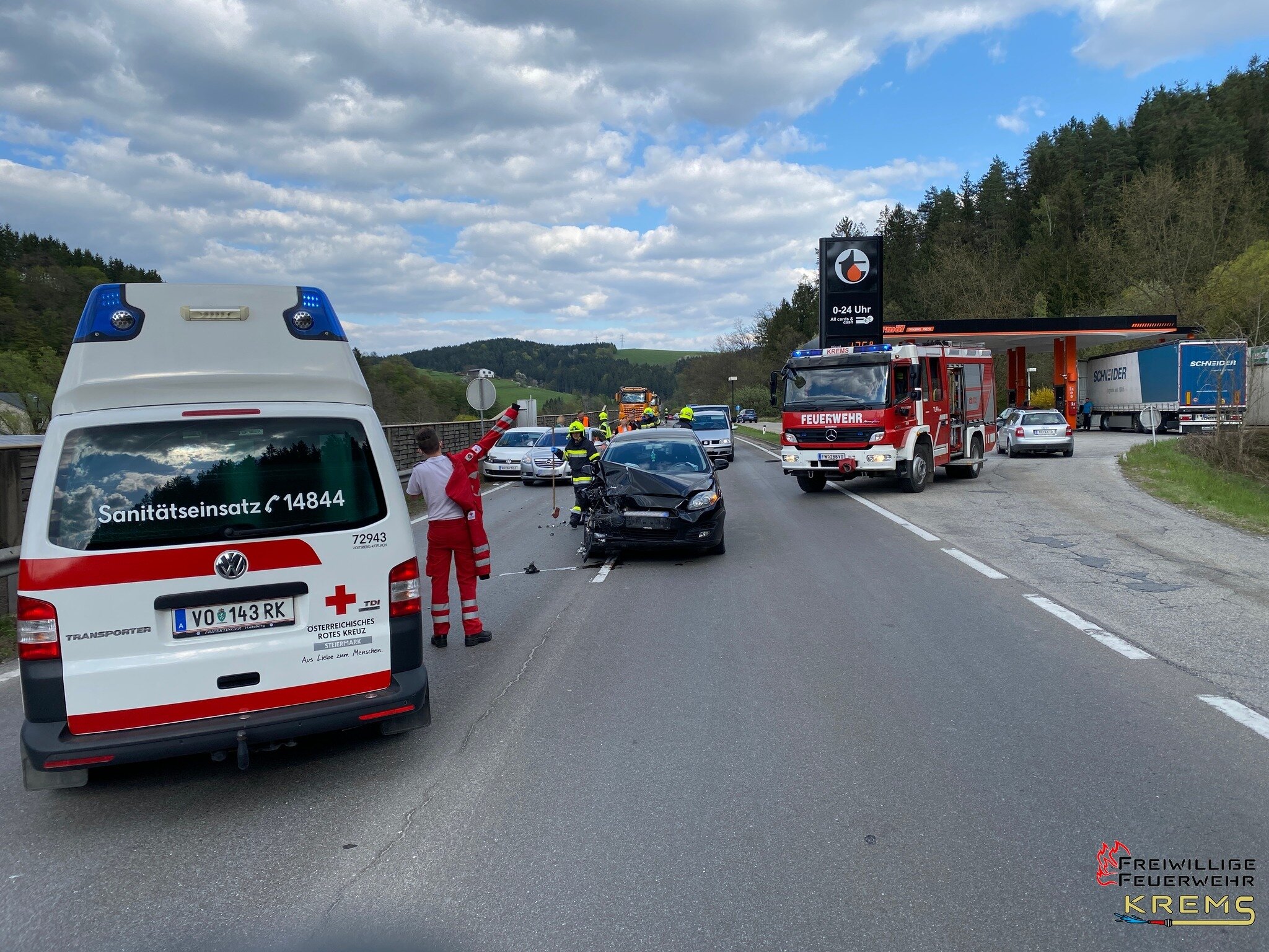 Fahrerflucht auf der B70: Person bei Unfall auf Umfahrung eingeklemmt - Lenker flüchtete - Voitsberg