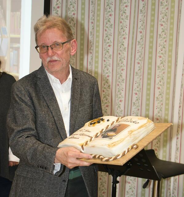 Dimbach: Beeindruckende Jubiläums-Torte für den Bibliotheks-Leiter - Perg