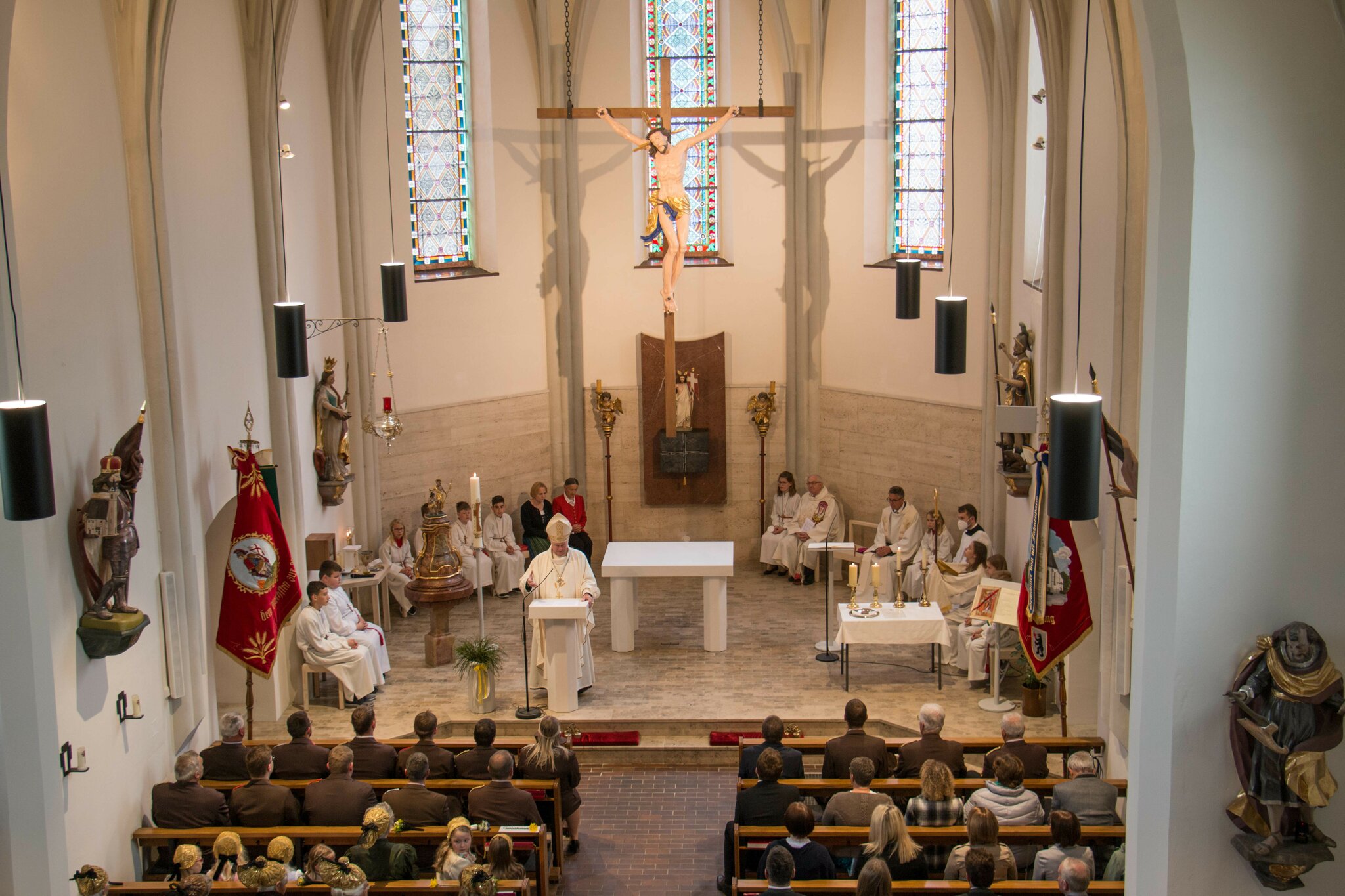 Feierliche Altarweihe: Pfarrkirche Eggerding erstrahlt in neuem Glanz - Schärding