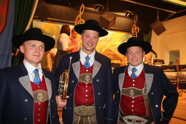 Trachtenweihe: Trachtenkapelle Heiligenblut in neuer Tracht - Spittal